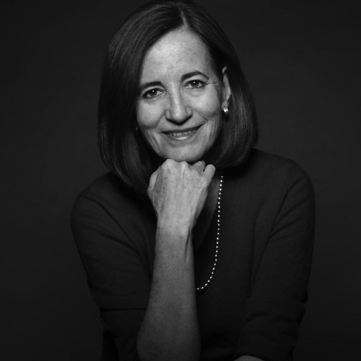 Hablemos Escritoras · Perfil de Escritora: Mónica Lavín