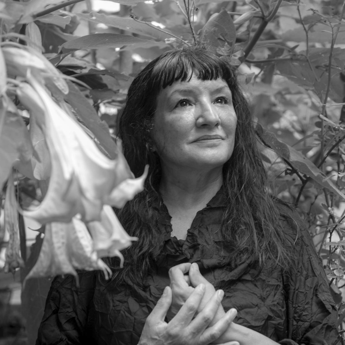 Hablemos Escritoras · Perfil de Escritora: Sandra Cisneros